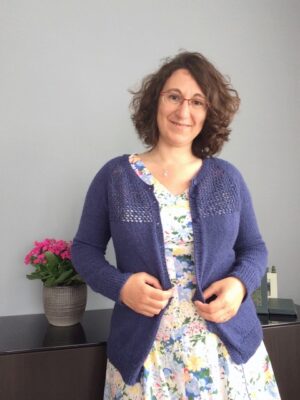 De la Drops Flora pour un gilet Grace tout bleu {Tricot femme}
