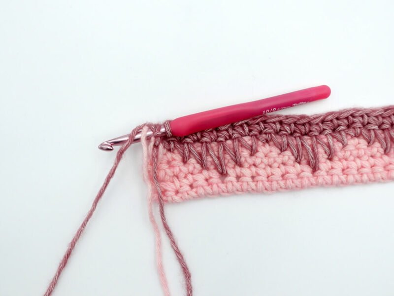 Tuto crochet : Comment monter les fils de couleurs le long de la lisière