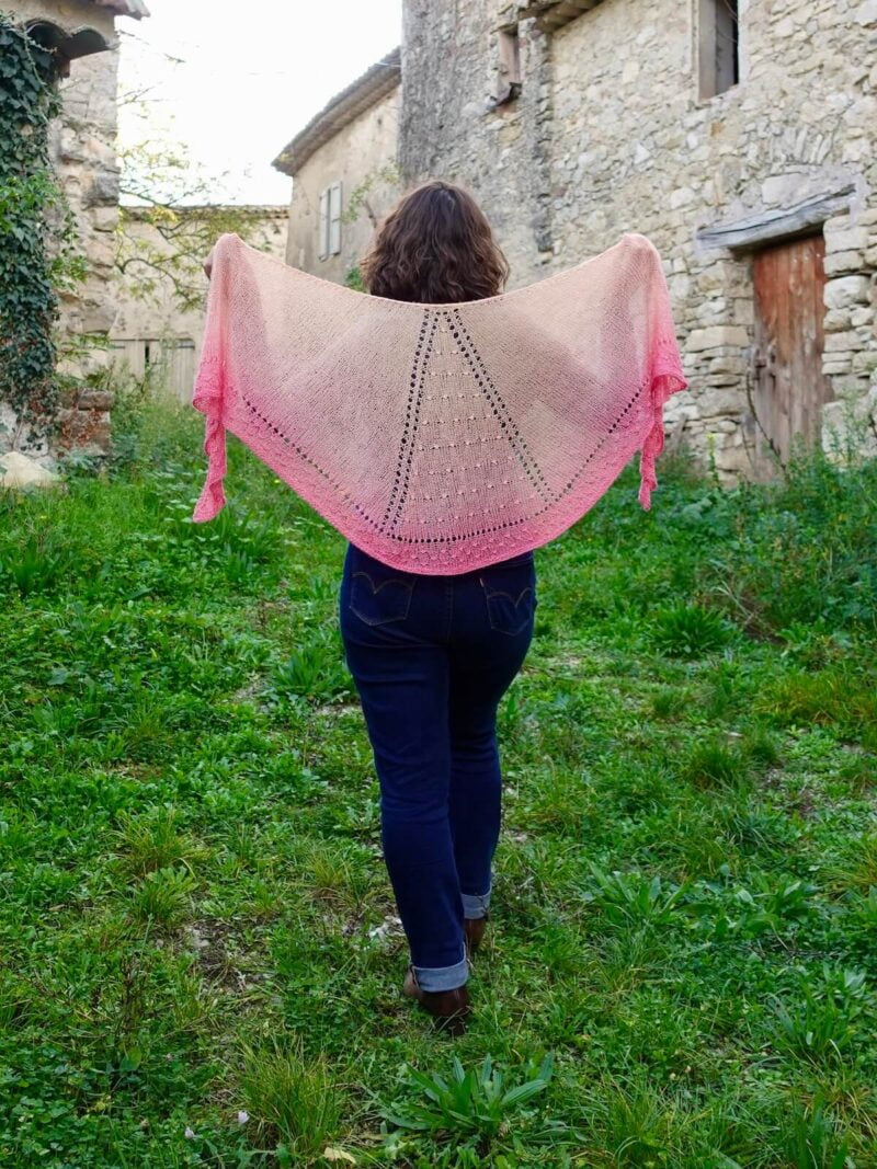 Châle au tricot EssenCiel, un modèle tout en légèreté (Patron tricot)